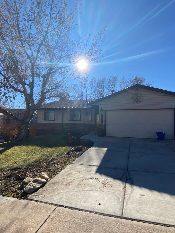 Entire Home - 3 Bedrooms - Conviently Located - Lakewood, CO