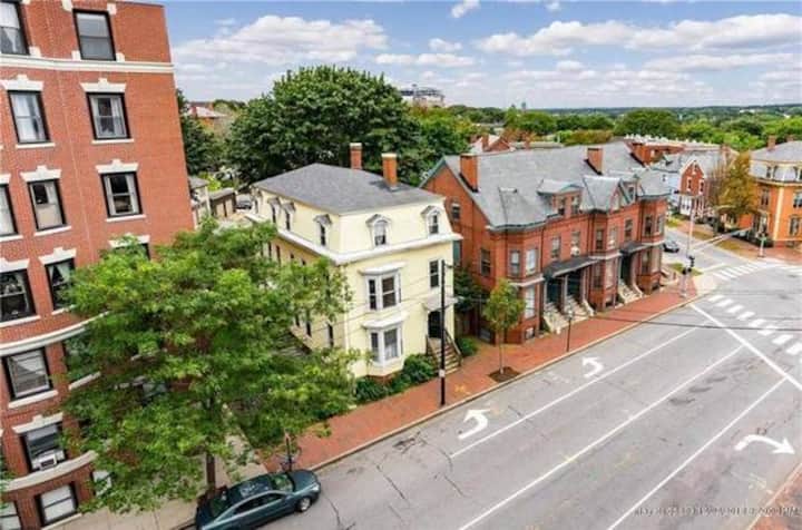 Downtown Portland 8 Beds 2 Baths!  2 Free Parking! - Portland, ME