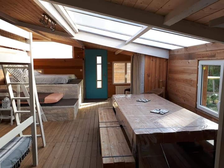 Agréable Cabane à St Mard , à 10 Min De Surgères Et Mauzé,
Vue Sur Les Chevaux , Parking 2 Voitures , Grande Pièce Ouverte Tout En Bois , 4 Lits Simples + 1 Lit Double Avec Coin Salle à Manger, Cuisine Et Sdb Wc, Jusqu'à 6 Pers Max , Mode Dortoir - Surgères