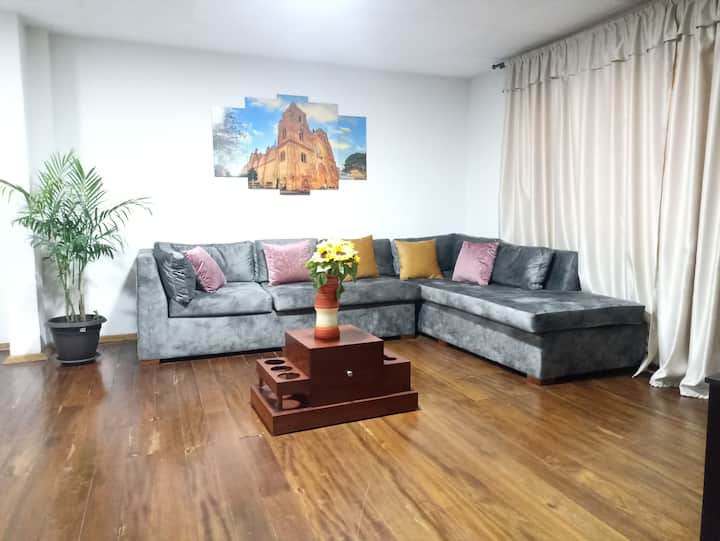 Perfecta Grupos Y Familias· Casa Amplia/área Verde - Cuenca