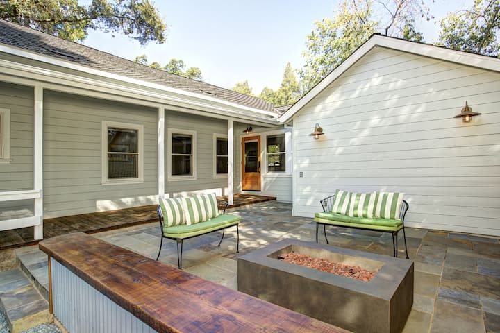 The Wright House - V Vacation Rentals - Murphys, CA
