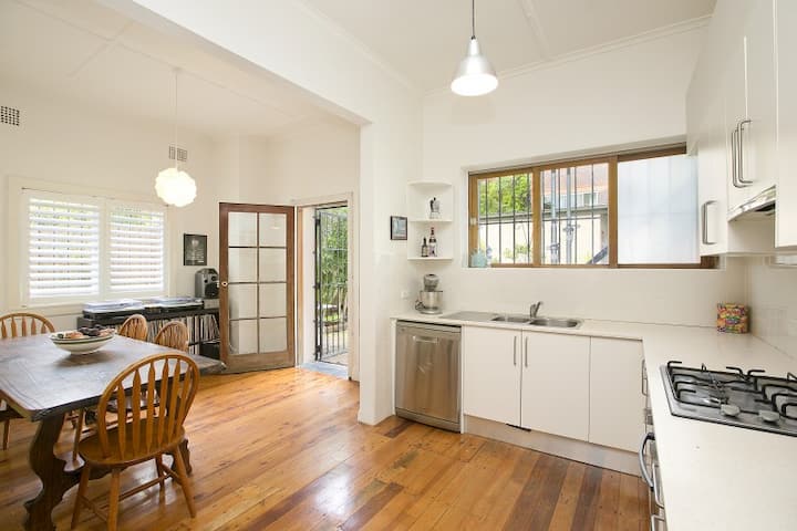 Steps To  Beach - 본다이비치