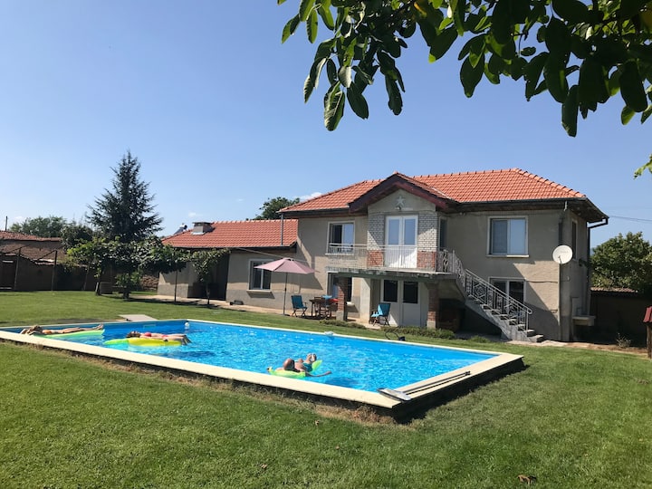 Villa With Swimming Pool - Bulgarien