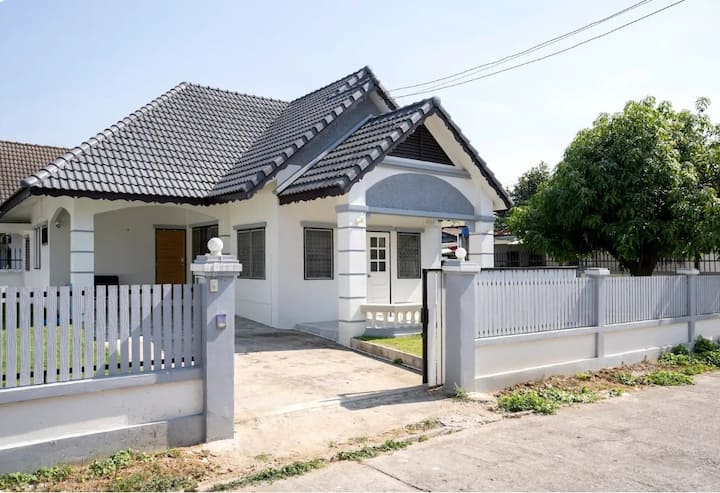 Cozy 3 Br House & Green Lawn Near Airport&old Town - Chiang Mai