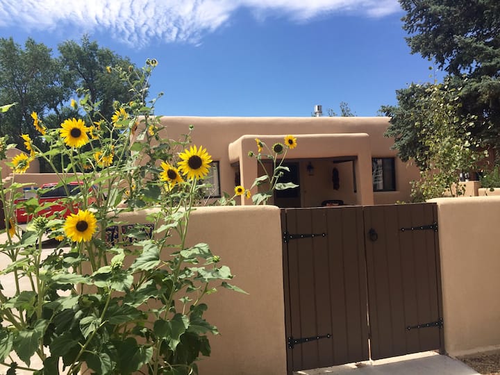 Casa De Perro Amistoso Pasos De La Terminal Ferroviaria! Compruebe Vrbo # 824090 Para La Casita - Santa Fe, NM