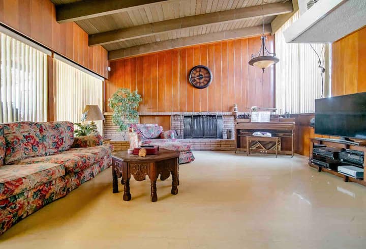 Cali Gray Room And Bath • Gated Parking • Rustic - Los Angeles, CA
