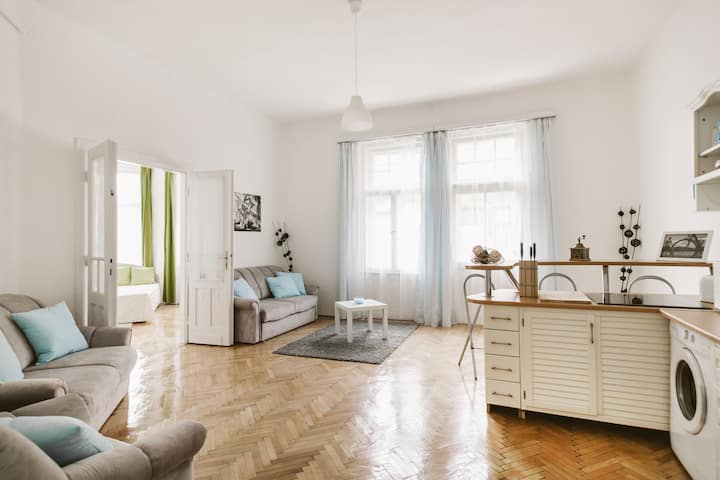 Turn Of The Century Central Budapest Apt W Balcony - Budapest