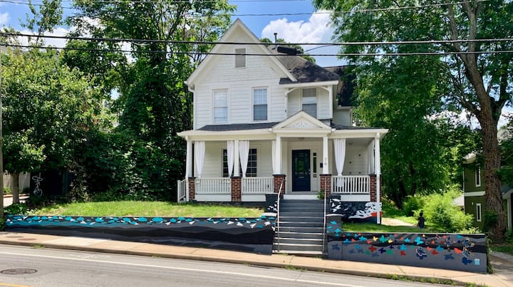 Historic Victorian Home Near Aston Park - Asheville, NC