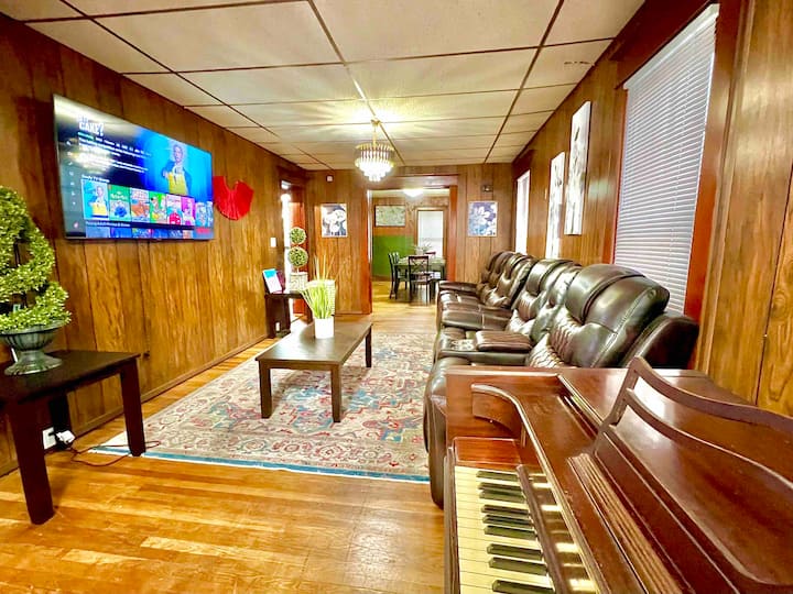 Sprawling 5br Escape | 20 Mins To Falls & Tranquil - Buffalo, NY