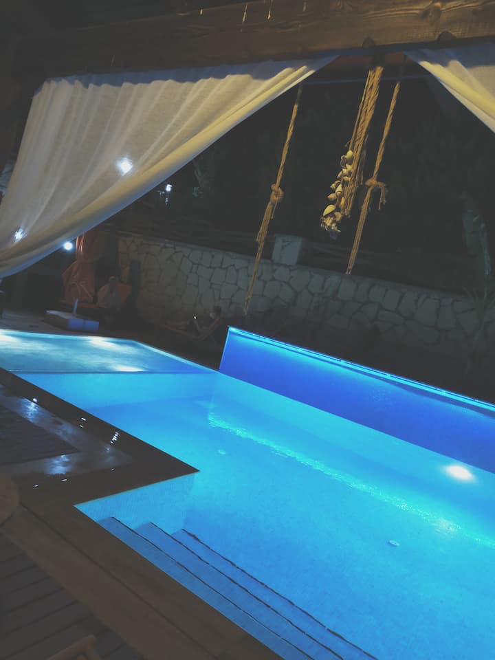 ÇEşme Dalyan'da Havuzlu Villa Ve  çOcuk Havuzu - Çeşme