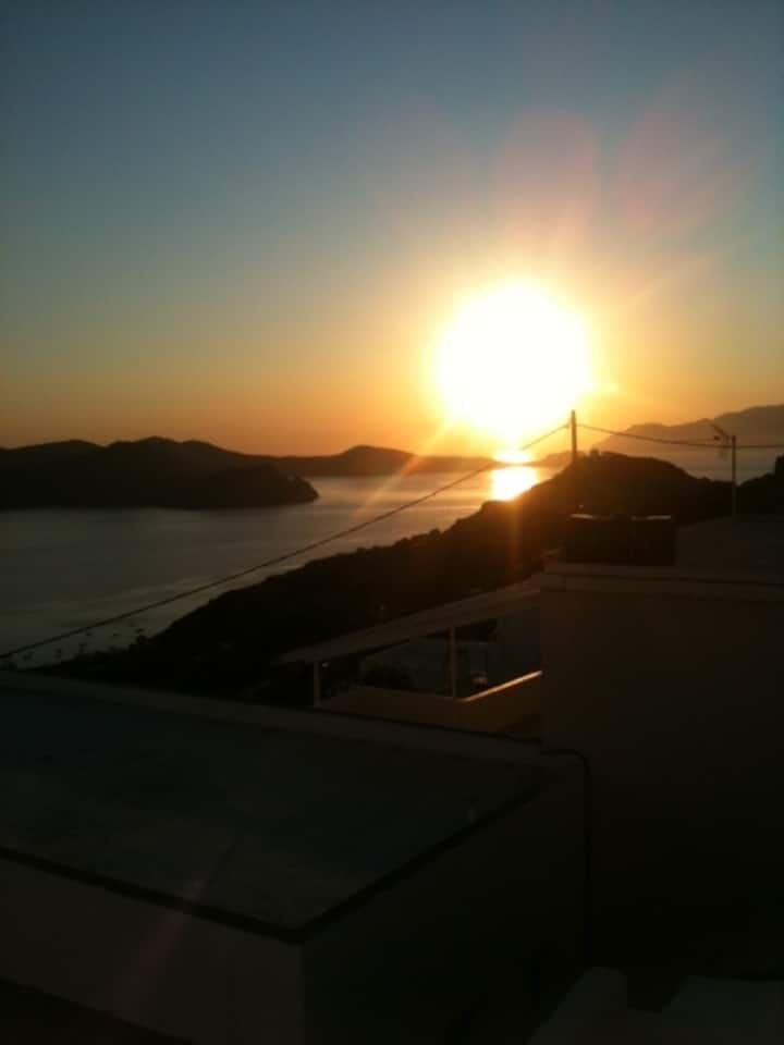 Un Rêve De Maison Cycladique  Surplombant La Mer - Milos