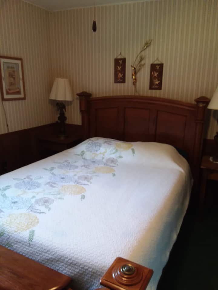 Brass Lantern Lodge Room#3 - Elk County, PA