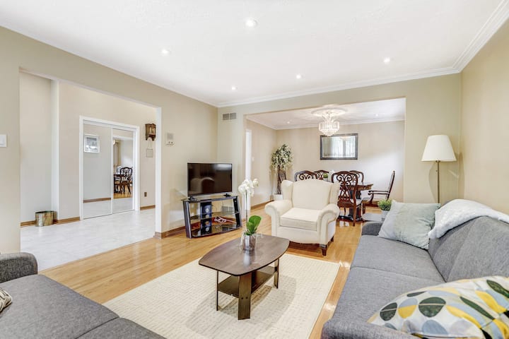 ★★★Beautiful Oasis 6 Bedrooms | Sleeps 14 People★★ - Ontario