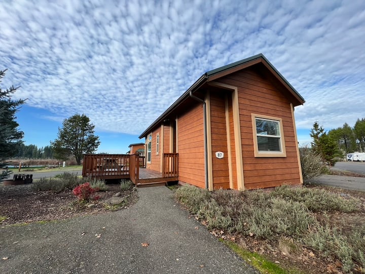 Comfy Standard Cottage - Castle Rock, WA