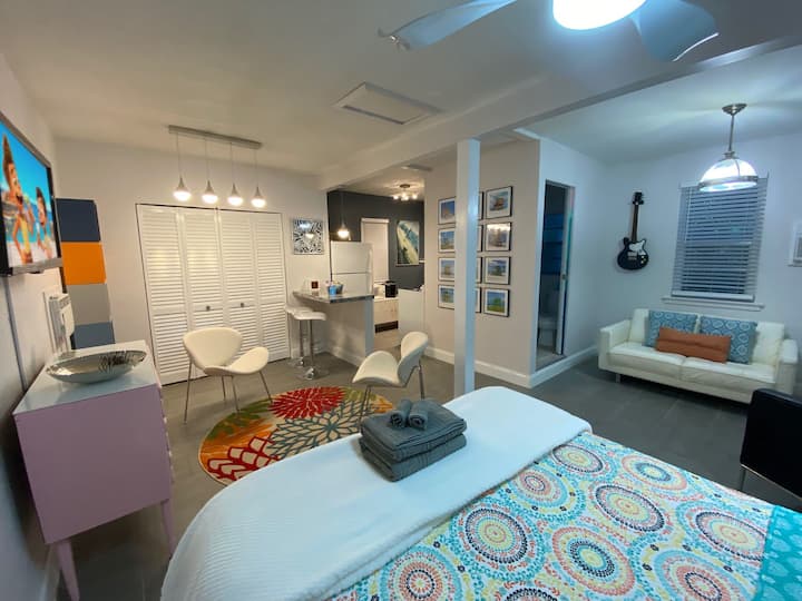 Tropical Deco Cottage Work From Home Near Beaches! - Surfside, FL