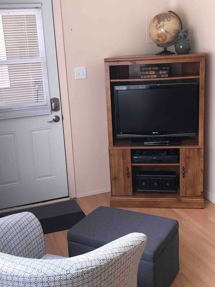 French Connection~ Cozy Suite For 4 In Didsbury. - Alberta