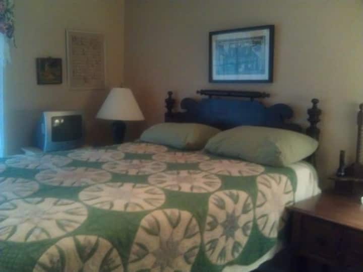 Pets Welcome - Bedroom & Bath - Beaumont, TX