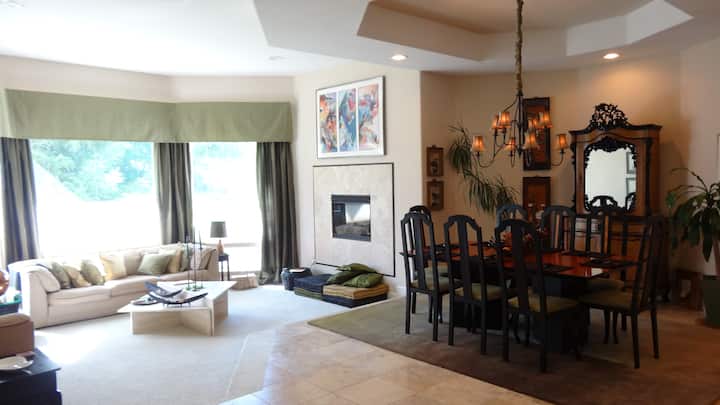 Lovely Large Private Room/bath

No Cleaning Fees! - Reno