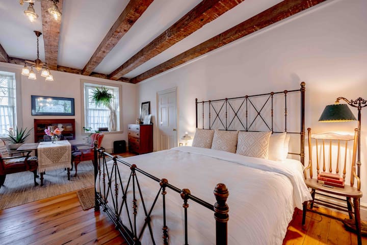 Historic Stone Farmhouse Near Niagara Falls - Ontario