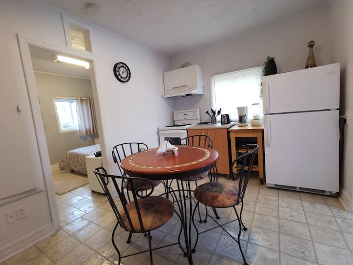 Cozy Tiny Bungalow, 15 Min Walk From Metro Station - Longueuil