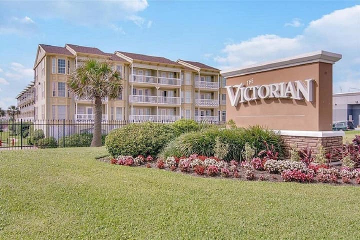 Beautiful Ocean View & Centrally Located Condo - Galveston Island, TX