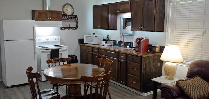 North Longview Cozy Cottage W/ Firepit + Grill - Longview, TX