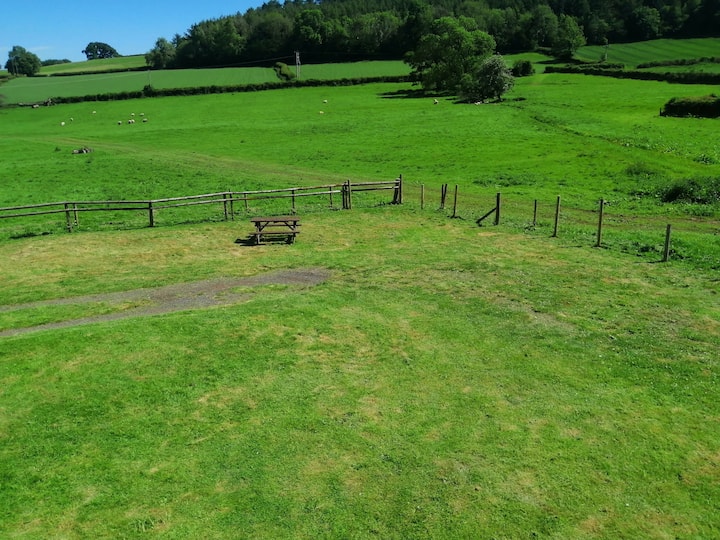 Brecon Romantic Holiday. Logfire Walking Wifi Work - Brecon