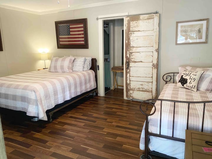 The Texan-sleeps 4, Spacious Porch & Free Wi-fi - Canton, TX