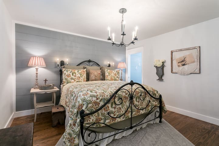 Heiser Haus I Terrific For 2 Couples | 3.5 Blocks To Main St. - Fredericksburg, TX