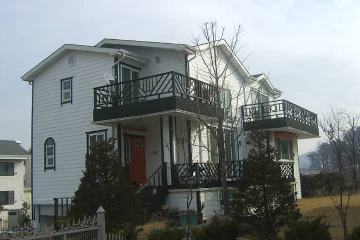 바가 있는 전원주택 마을의 가족 친화적 주택-다인실 - 평택시