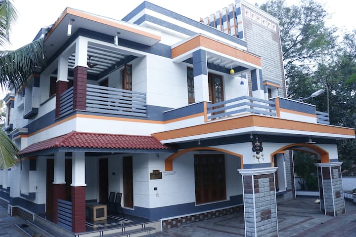 Entire First Floor Of  898 House - Attingal