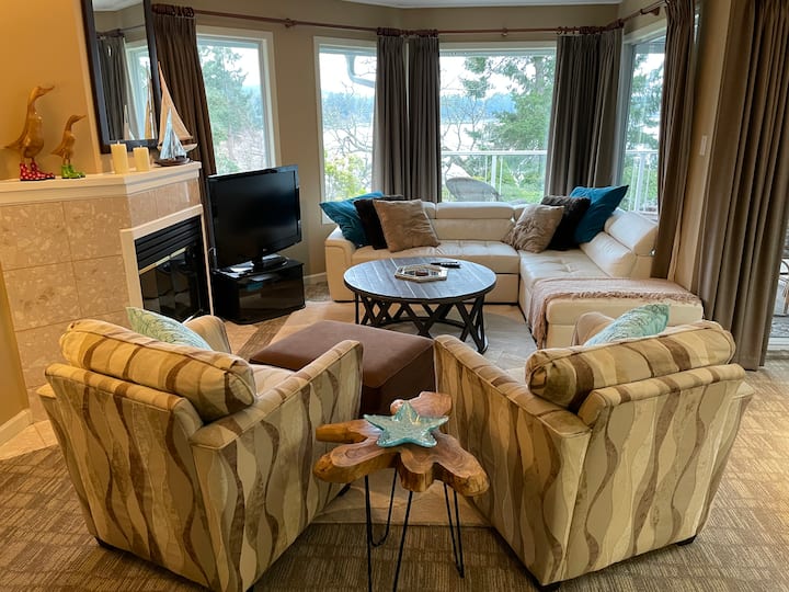 Ocean View Top Floor Townhouse With Amenities - Vancouver Island