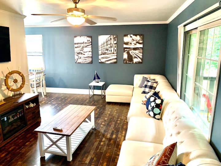 Ritchie’s Oshkosh Chalets: Brookview Penthouse - Oshkosh, WI