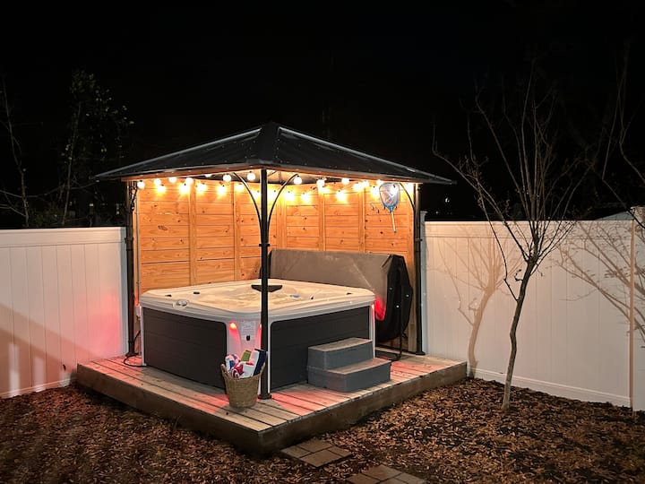 Tranquil Haven, Relaxing Outdoor Space & Hot Tub - Oak Island, NC