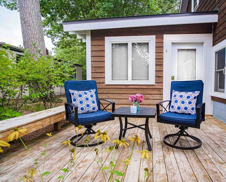 Beautiful Suite With An Amazing Deck On M22 - Glen Arbor, MI