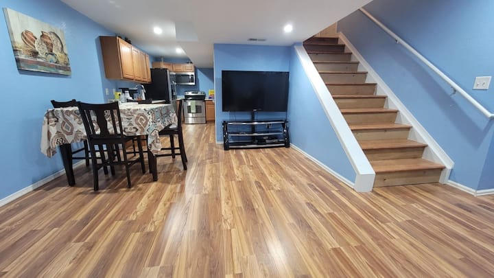 Spacious Entire Basement With Two Bedrooms. - 오로라