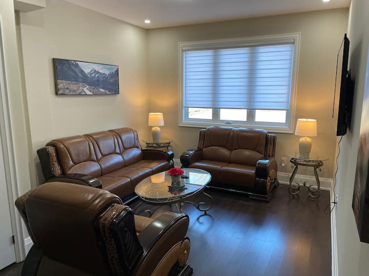 Cheerful 5000 Sqft House On 1/4 Acre! Port Credit - Toronto