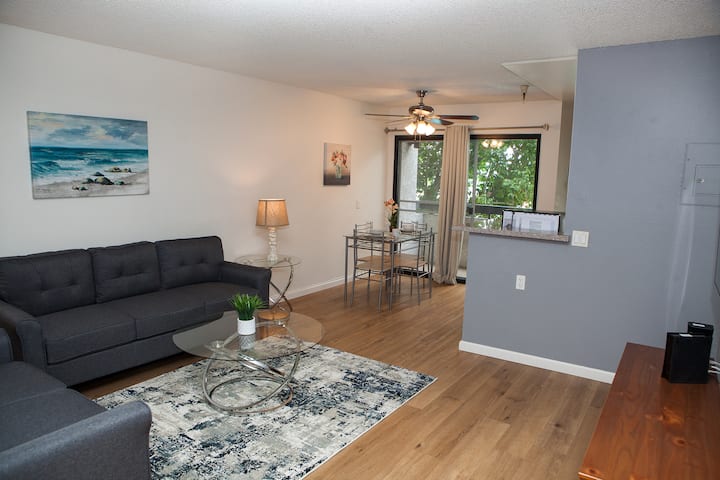 Upscale Hollywood Studio - Fully Furnished - Los Angeles, CA