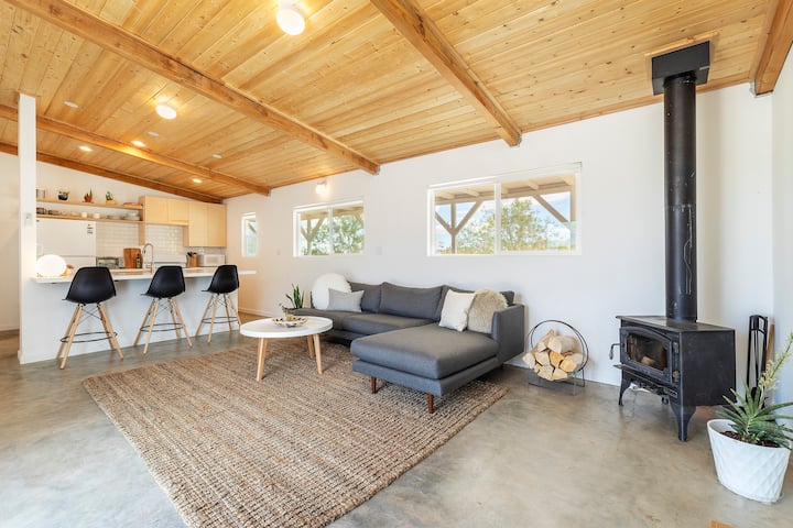 Cottontail Cabin: 5 Acres & A Hot Tub Joshua Tree - Joshua Tree, CA