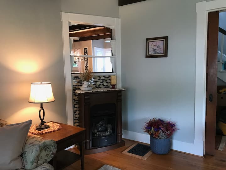 Bennington Guest Farmhouse 5 Bedrooms - Bennington, VT