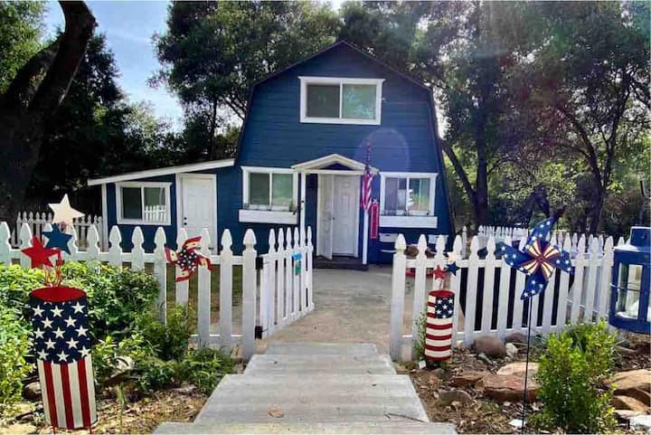 Cute & Cozy W/ Arcades, Outdoor Movies & Fire Pit - Sonora, CA