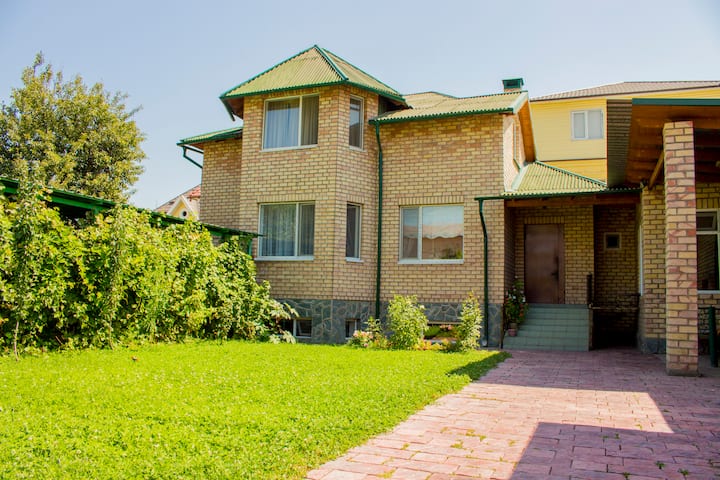 Сдаю уютный дом в центре города - Bishkek