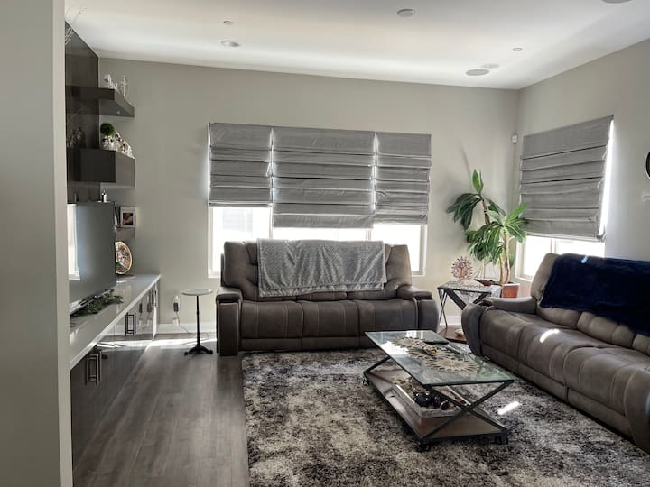 New Contemporary Townhome, Newport Beach Sleeps 6 - Newport