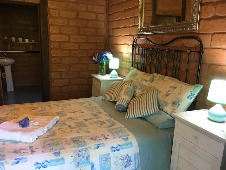 Lavender Refuge, Private Ensuite Double Bedroom. - Bright