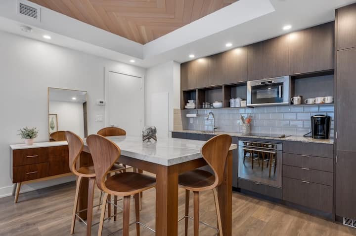 2-story Townhouse | 100% Walk Score | Free Parking - Toronto