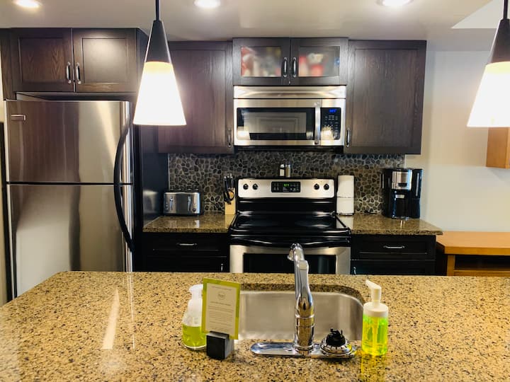 Beautiful 2 Bedroom Condo W/ Outdoor Hot Tub - Canmore