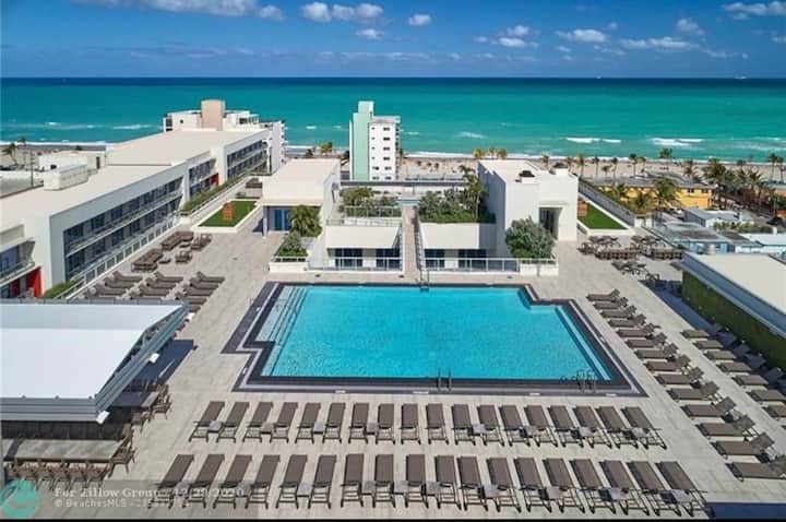 Costa Hollywood Beachfront Resort|skypool& Hot Tub - Hollywood, FL