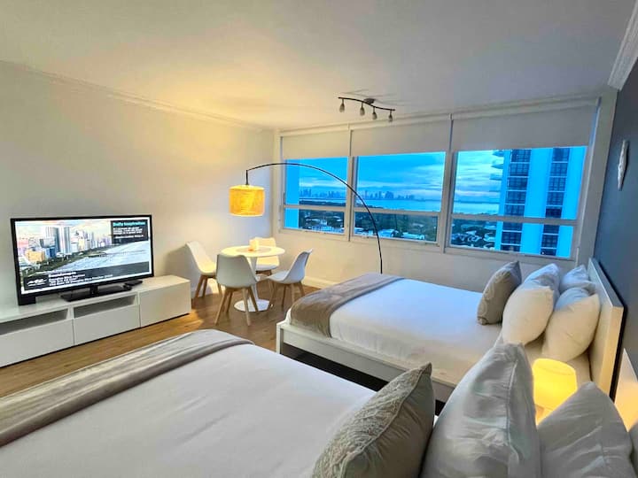 Cozy Studio Bay View! Free Parking - Miami Beach, FL