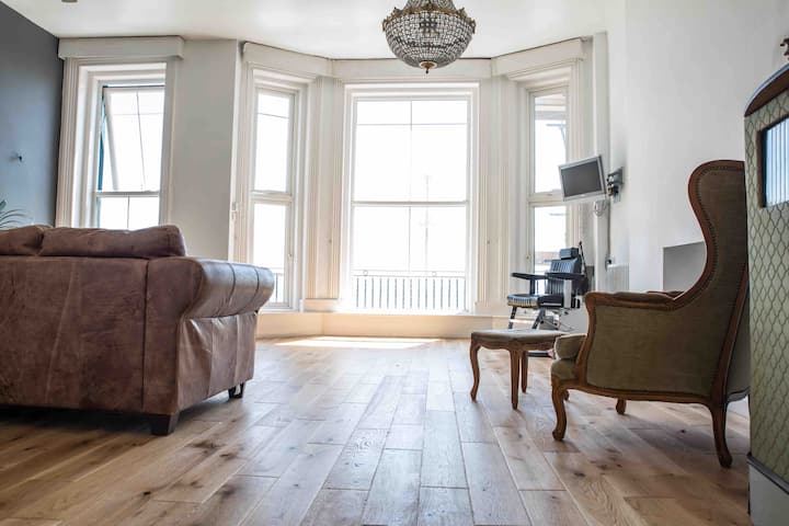 5 Storey Townhouse Opposite Beach Stunning Views - ヘースティングズ