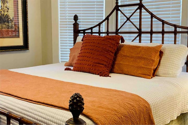 Downtown 1st Floor 2 Br Bungalow- Walk Everywhere! - Castillo de San Marcos National Monument